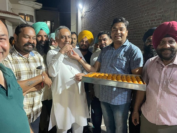 रमन बहल की नियुक्ति पर समर्थकों ने चलाई आतिशबाजी, डाले भांगड़े, बांटी ...