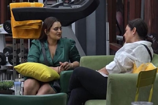 Pooja Bhatt's photo using mobile goes viral, raising questions - uttamhindu.com