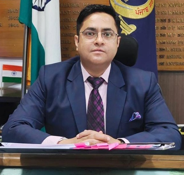 वोट के अधिकार और EVM की कार्यशैली के बारे में जागरूक कर रही मोबाइल वैन - uttamhindu.com