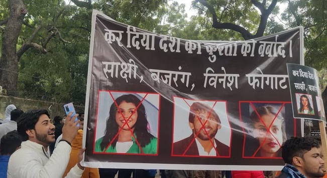 Wrestlers Protest against Sakshi Malik, Bajrang Punia and Vinesh Phogat ...
