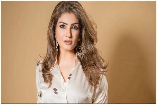 Raveena Tandon पर बुजुर्ग महिला से मारपीट का आरोप, लोगों ने बीच सड़क पर ...