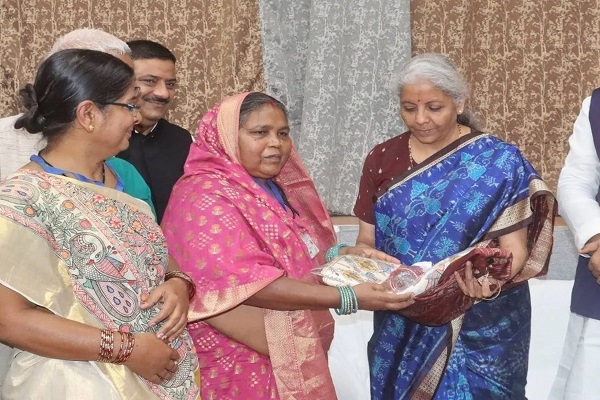 जानें दुलारी देवी के बारे में, जिनके हाथों से बनी मधुबनी साड़ी पहन ...