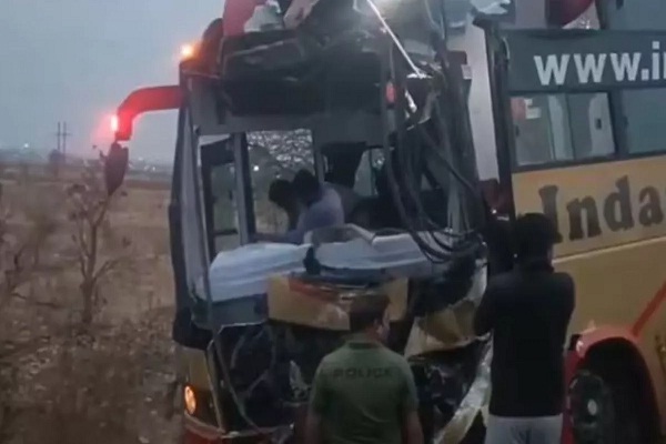 दर्दनाक हादसा : दो बसों और बोलेरो जीप के बीच हुई भीषण टक्कर, 5 की मौत; 24 से ज्यादा घायल ...